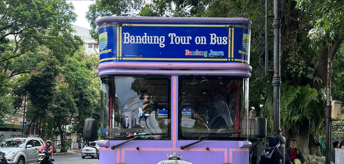 Pengalaman Keliling Bandung Naik Bandros – Ceritaeka